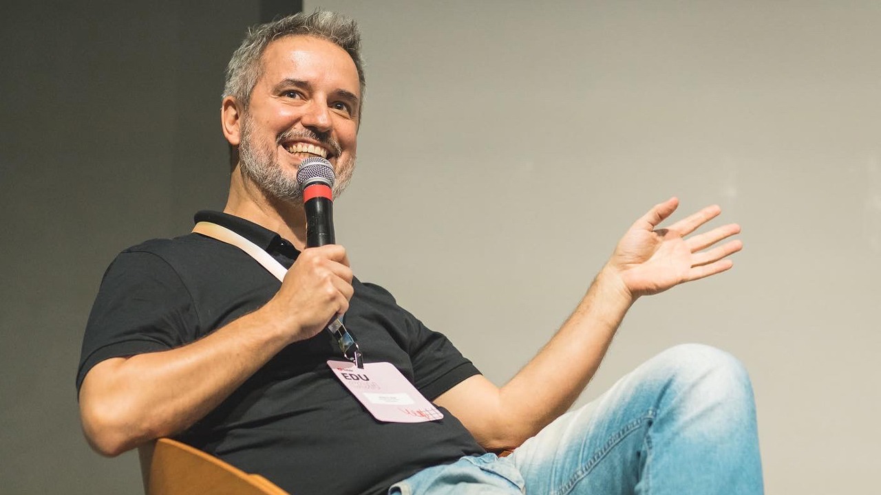 Professor Gustavo Reis - Sobre o Professor